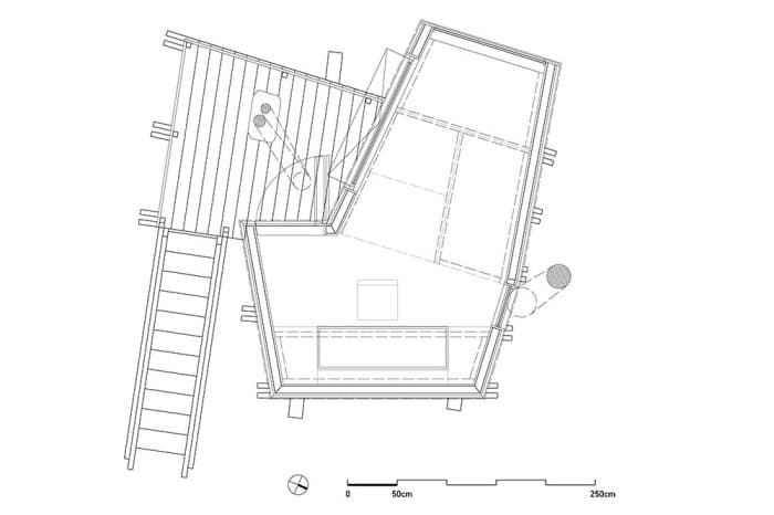 H06: refugio elevado de madera, para un bosque esloveno