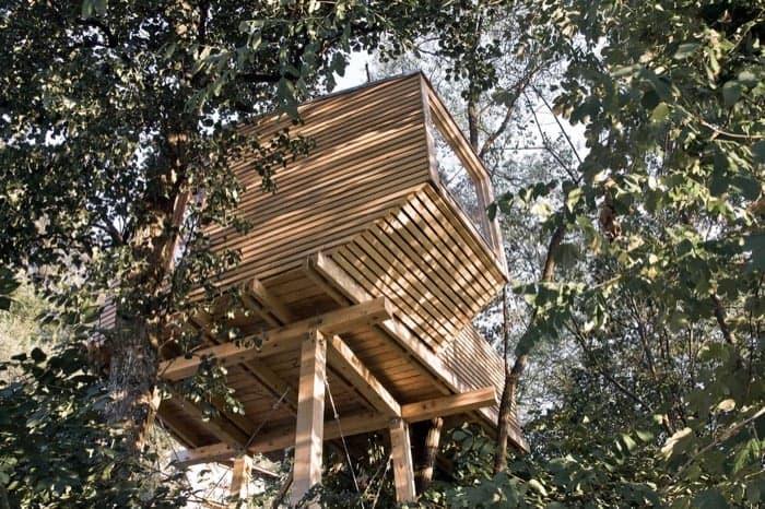 H06: refugio elevado de madera, para un bosque esloveno