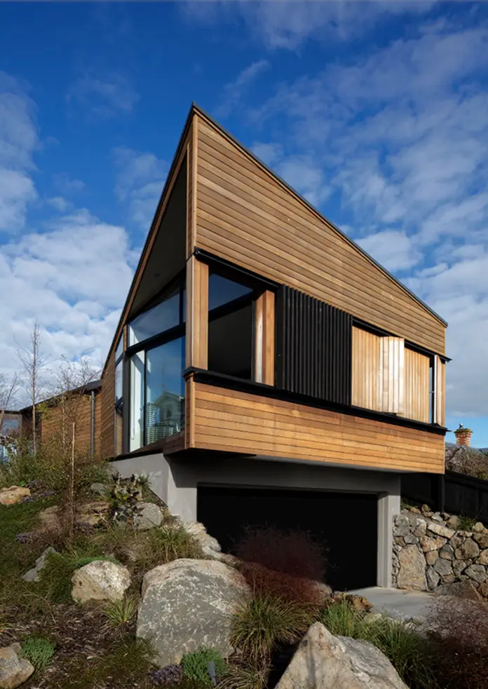 S House: casa que se adapta al terreno, y se organiza linealmente