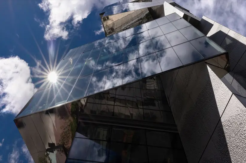 Deloitte Summit: torre inspirada en linternas japonesas